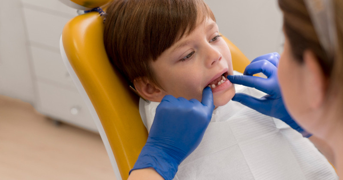 Priorice la salud oral de los menores junto a la Territorial y su EPS, aplíqueles barniz de ...